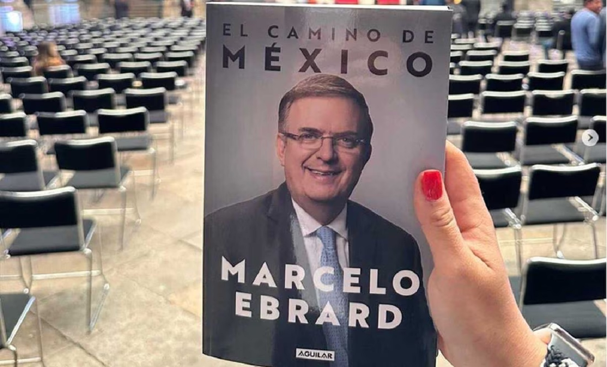 Marcelo Ebrard presenta libro autobiográfico entre gritos de ...